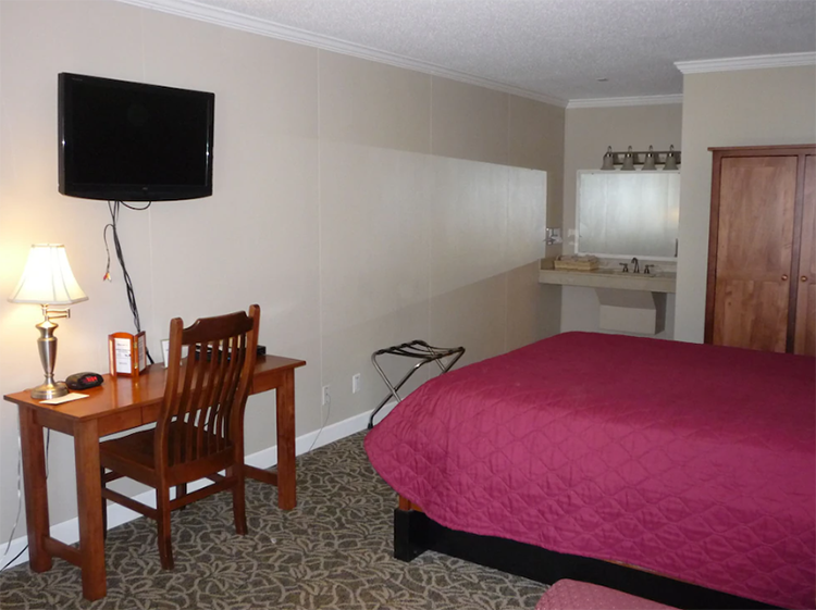 Southern Illinois Motel Rooms and Amenities | Arthur, IL