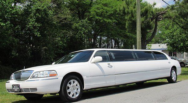 How to Rent a Limo for Prom and Give Your Teenager a Magical Experience