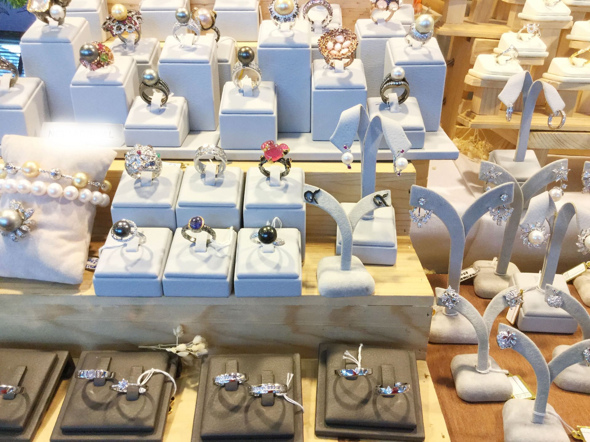 4 Reasons Why Vintage Jewelry Is Making a Modern Comeback