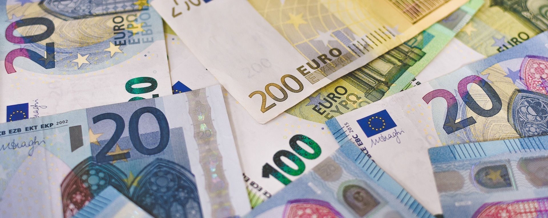 EU Adopts Pay Transparency Directive to Narrow Gender Pay Gap