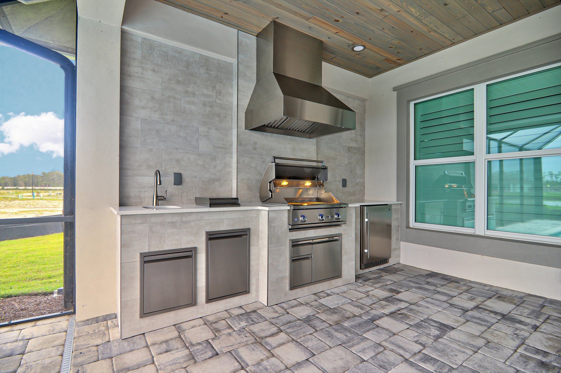 Porcelain and Tile Outdoor Kitchens | HL Posey Builders