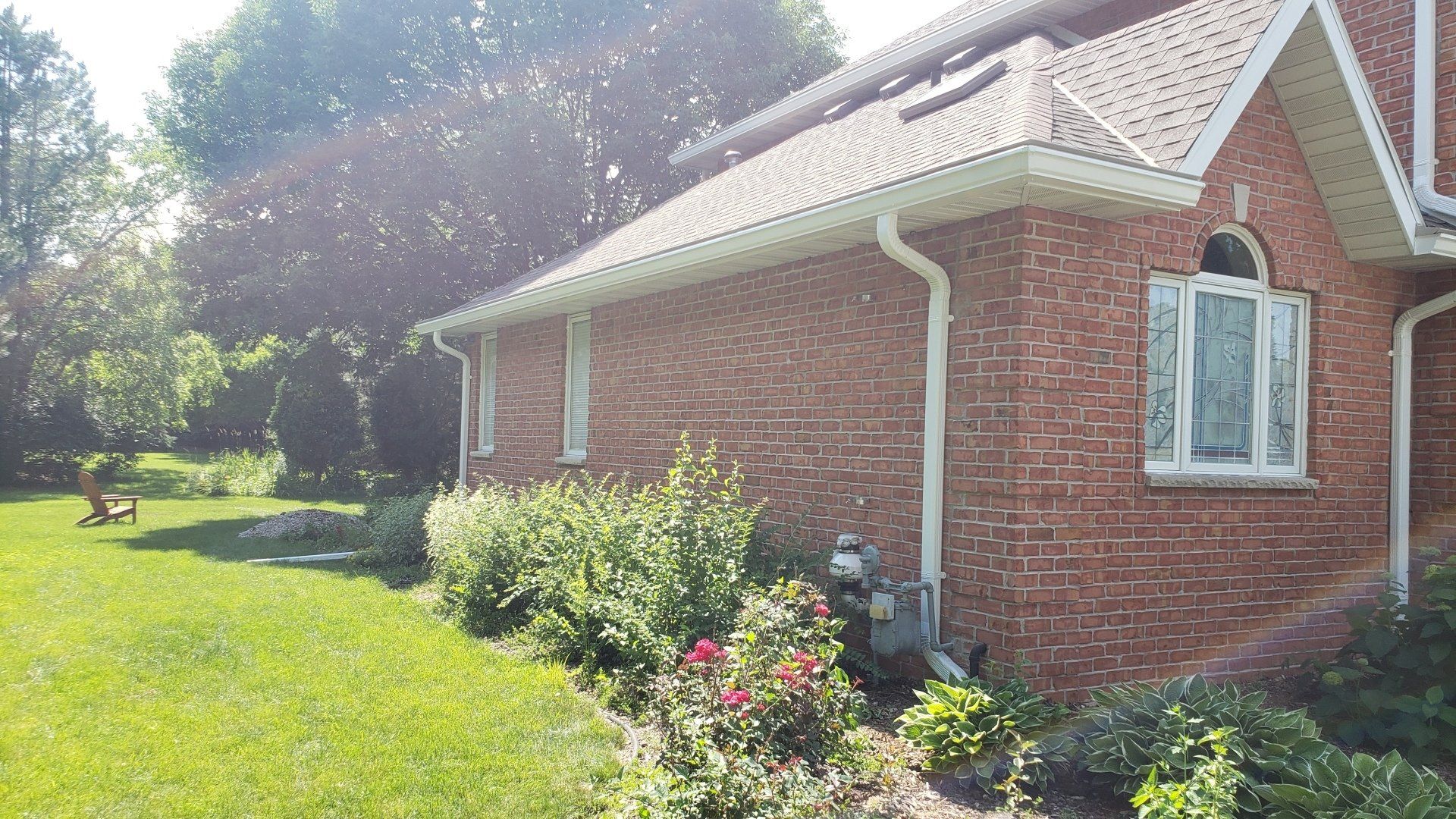 White 6 inch Gutter and 3x4 Downspout with Clay Leaf-X