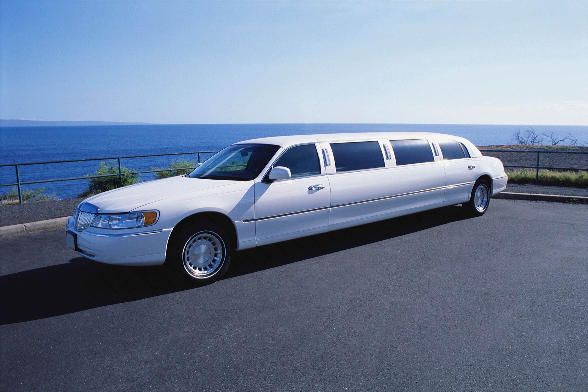 Here's Why Business Travelers Prefer Airport Limousine Services